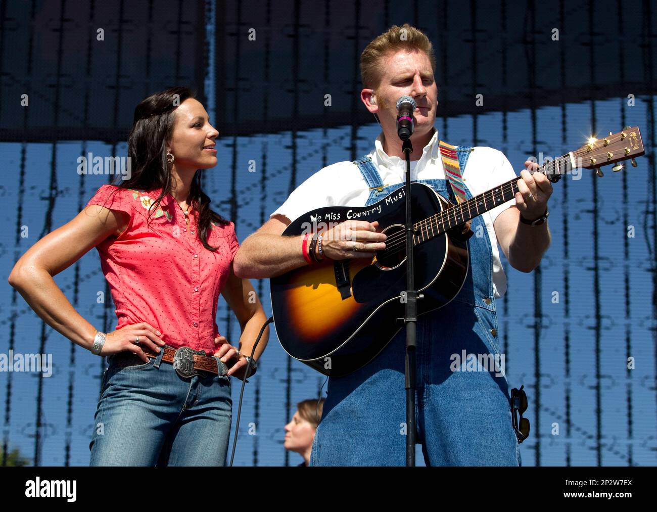 Joey Feek (L) and Rory Feek of Joey + Rory perform at the 2010 ...