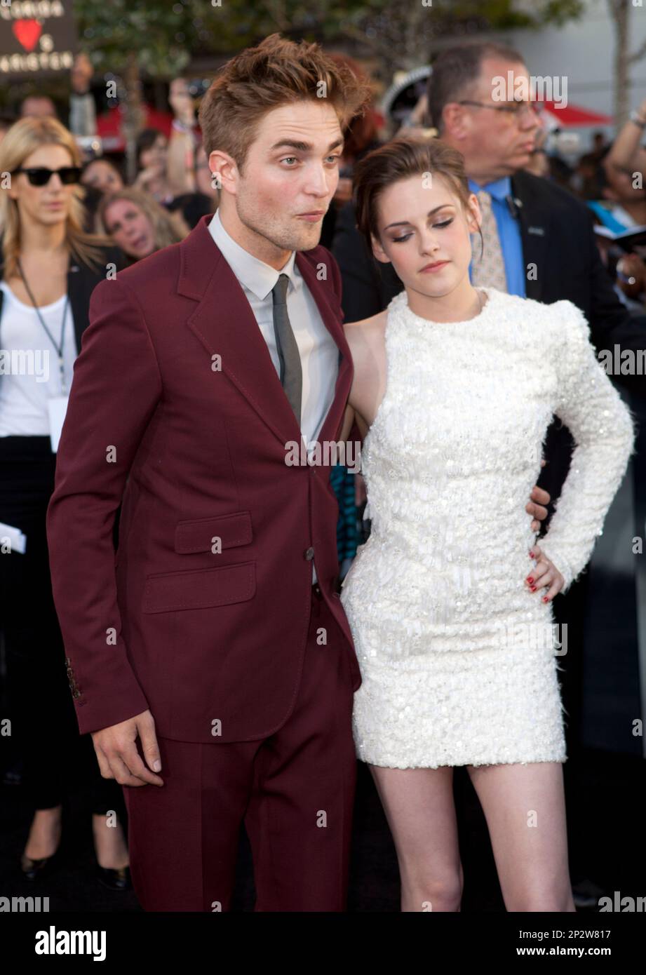 Robert Pattinson and Kristen Stewart arrive for the Los Angeles ...