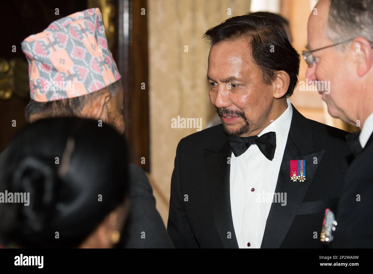 The Sultan of Brunei meets Captain Rambahadur Limbu VC during a pageant ...