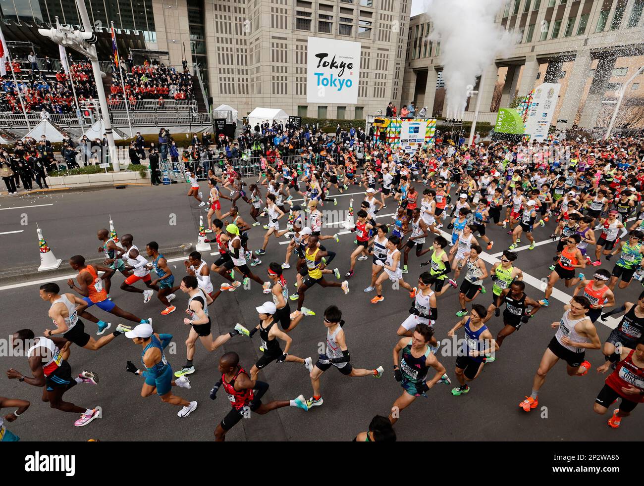 The first wave of runners participate in the Tokyo Marathon Sunday ...