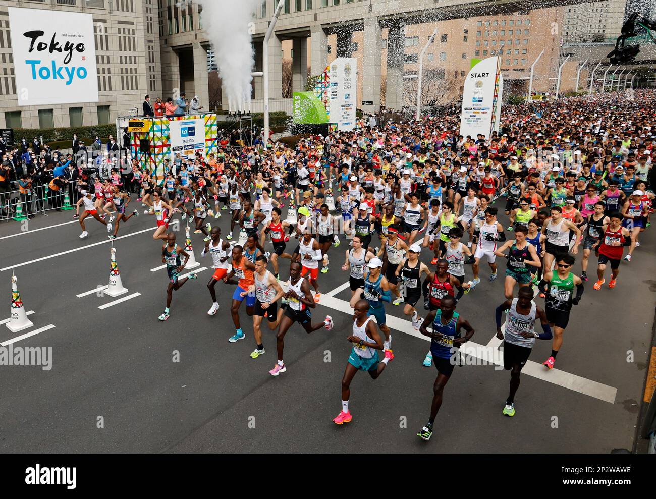 The first wave of runners begin the Tokyo Marathon Sunday, March 5 ...
