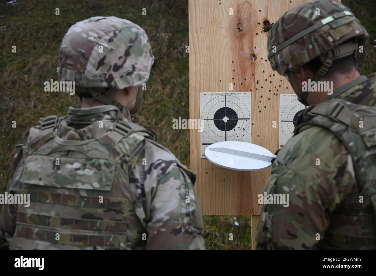 U.S. Soldiers assigned to Headquarters and Headquarters Company, 522nd ...