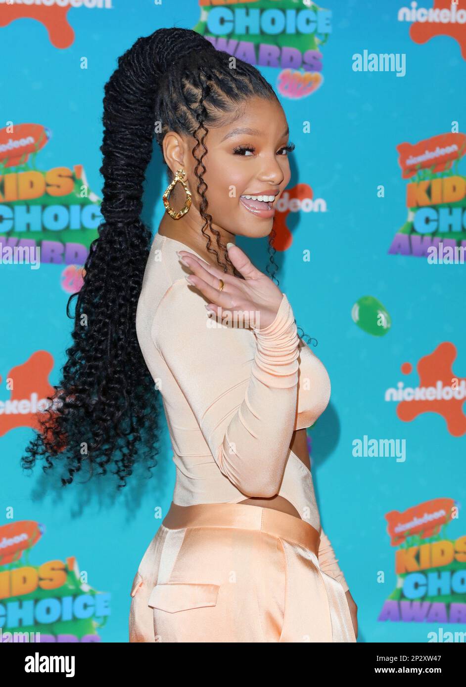Halle Bailey arrives at The 2023 Nickelodeon Kids Choice Awards held at The Microsoft Theater in ...