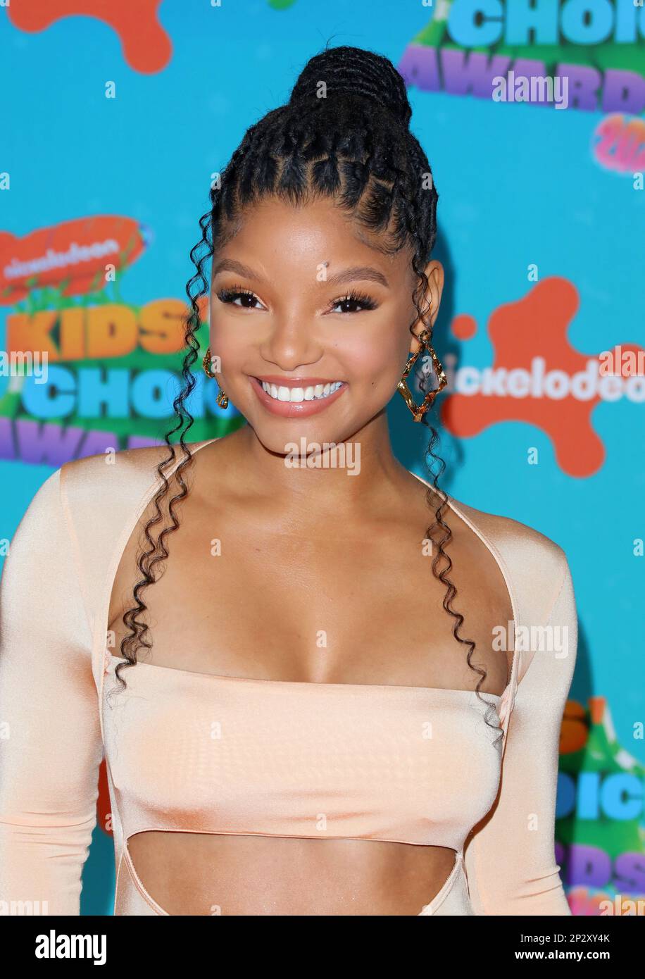 Halle Bailey arrives at The 2023 Nickelodeon Kids Choice Awards held at The Microsoft Theater in ...