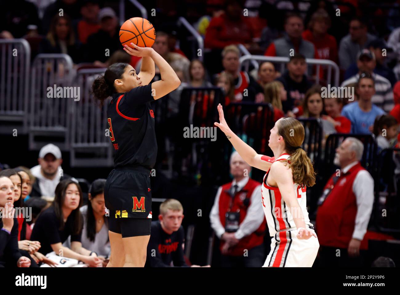 Maryland guard Lavender Briggs, left, shoots in front of Ohio State ...