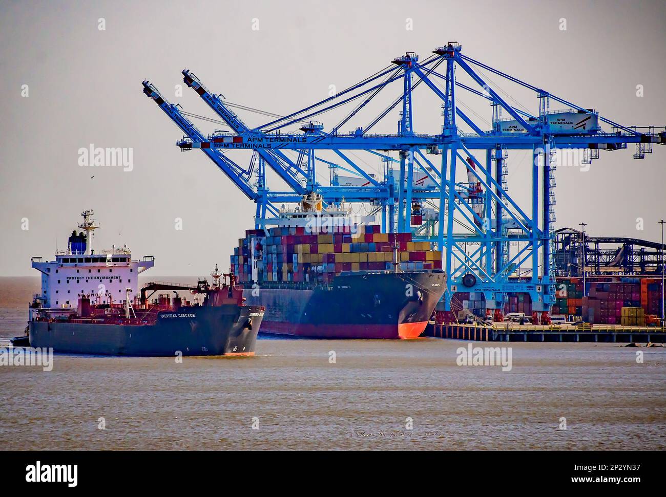 Tanker ships hi-res stock photography and images - Alamy