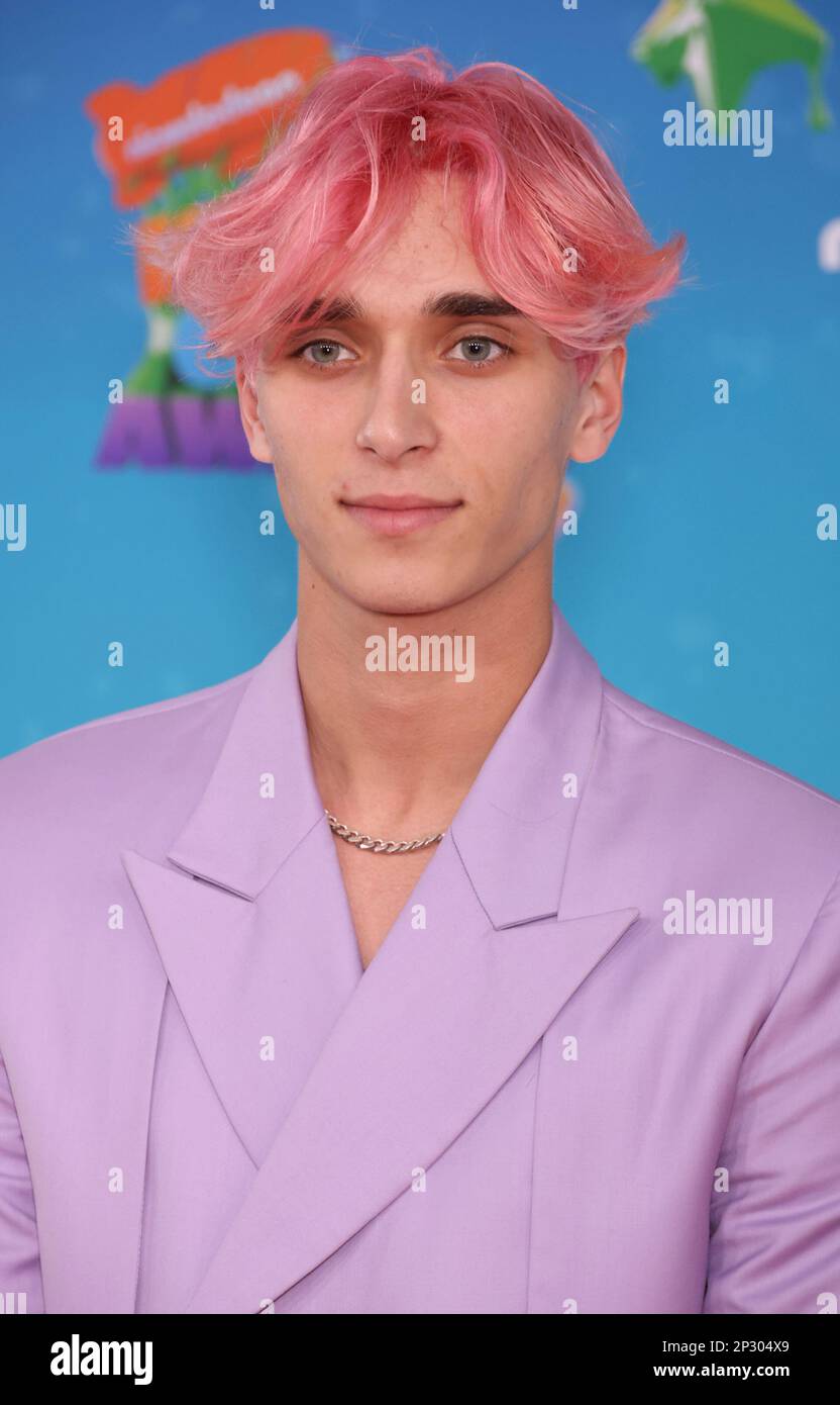 Josh Richards arrives at the Nickelodeon Kids' Choice Awards on ...