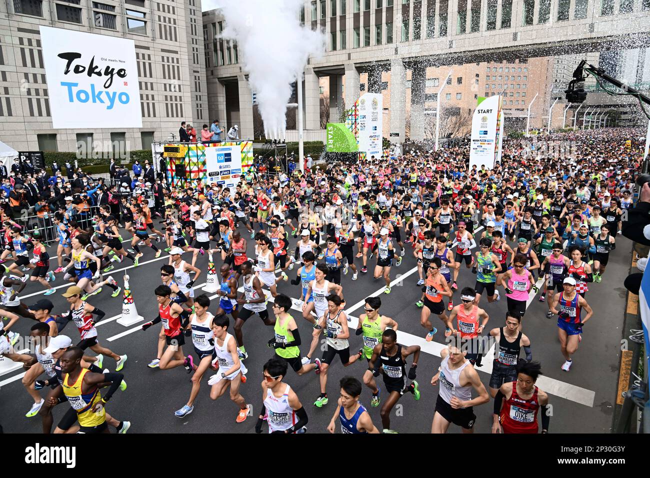 Runners start the Tokyo Marthon in front of the Metropolitan Government ...