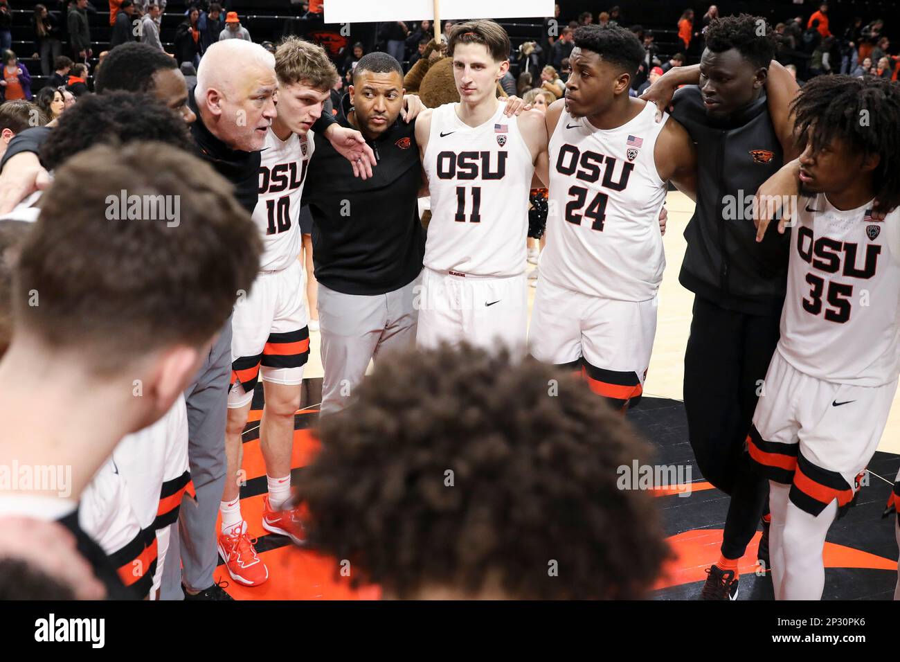 Oregon State head coach Wayne Tinkle, fourth from left, huddles with ...