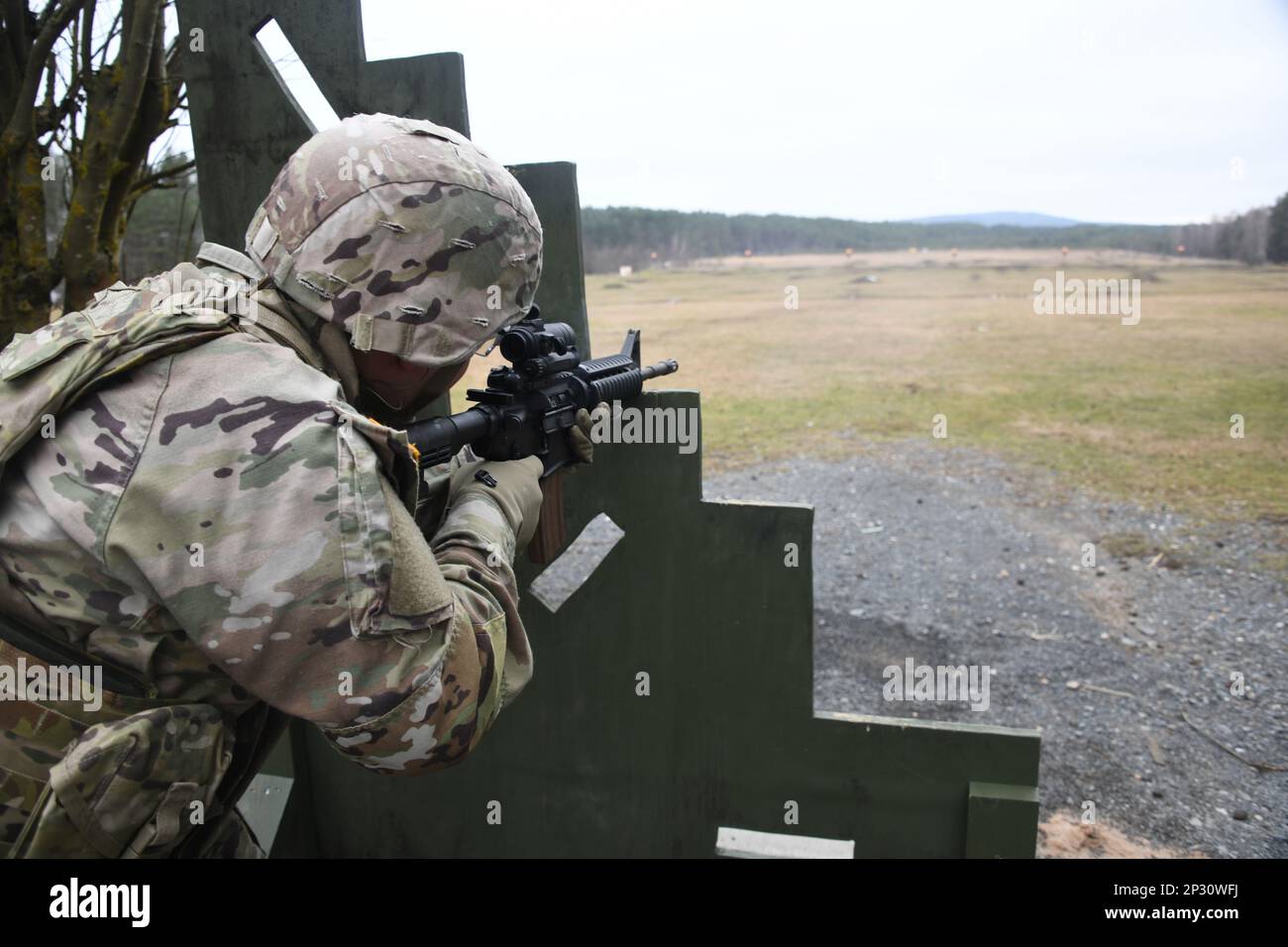 U.S. Soldiers assigned to Headquarters and Headquarters Company, 522nd ...