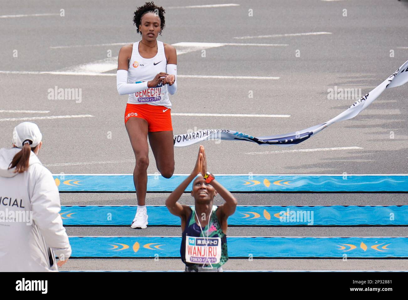 Ethiopian athlete Tsehay Gemechu crosses the finish line in second ...