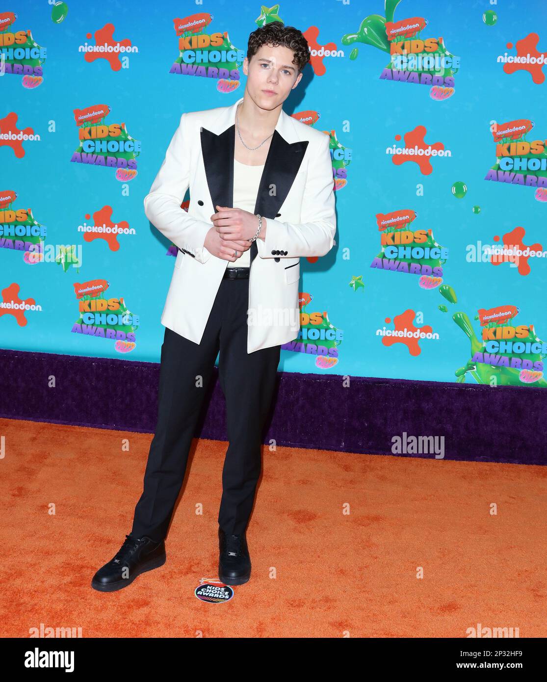 Case Walker arrives at The 2023 Nickelodeon Kids Choice Awards held at ...