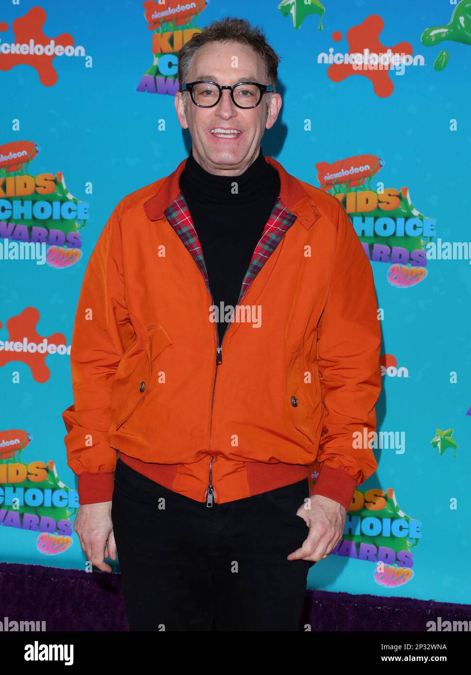 Tom Kenny arrives at The 2023 Nickelodeon Kids Choice Awards held at ...