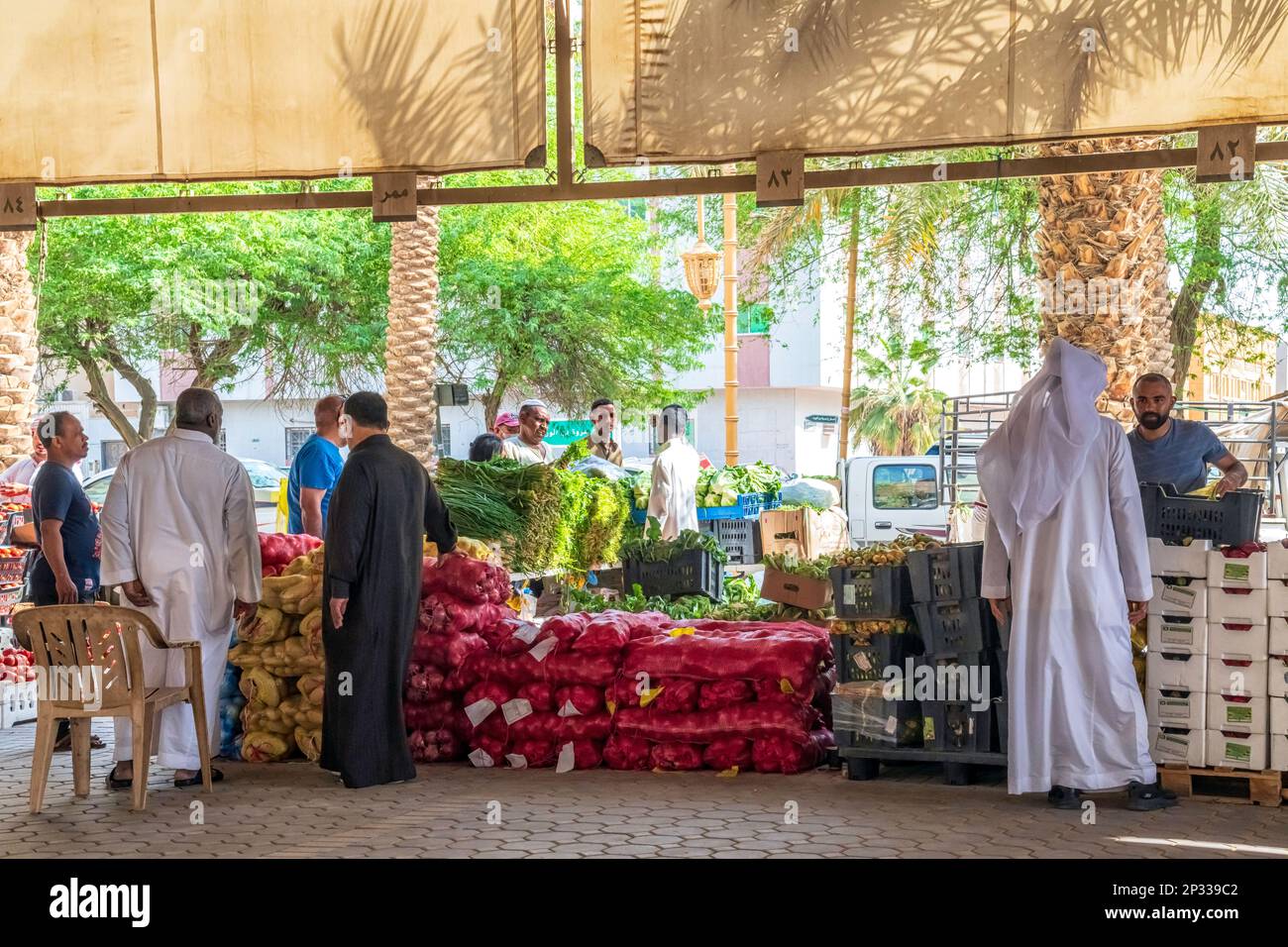 Fruit and vegetable market saudi hi-res stock photography and images ...