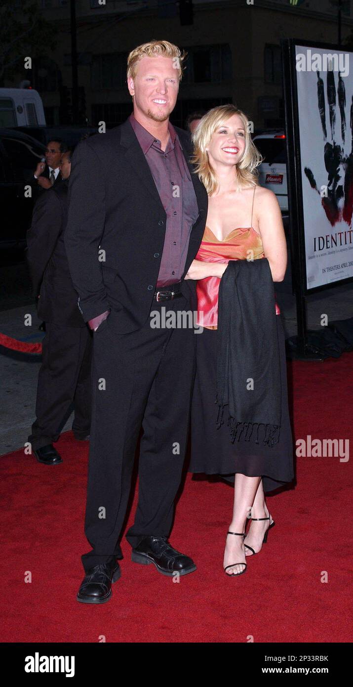 Photo by: Lee RothHollyNet.Com - copyright 2003ALL RIGHTS RESERVEDTelephone: (323) 876-30504/23 ...