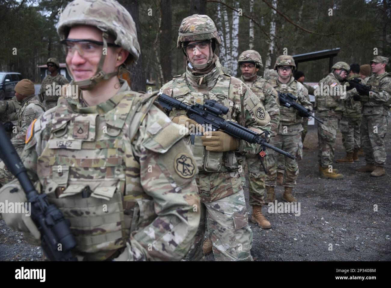 U.S. Soldiers assigned to Headquarters and Headquarters Company, 522nd ...