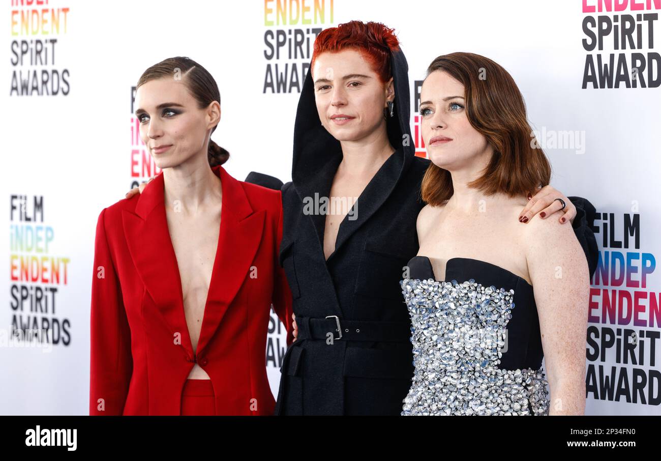 Jessie buckley and claire foy hi-res stock photography and images - Alamy