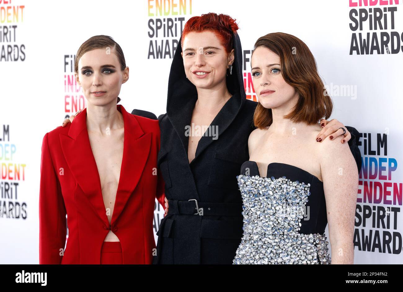 Jessie buckley and claire foy hi-res stock photography and images - Alamy