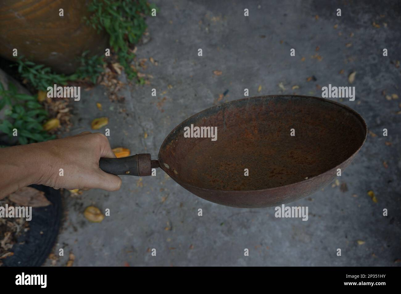 Iron pan texture hi-res stock photography and images - Alamy