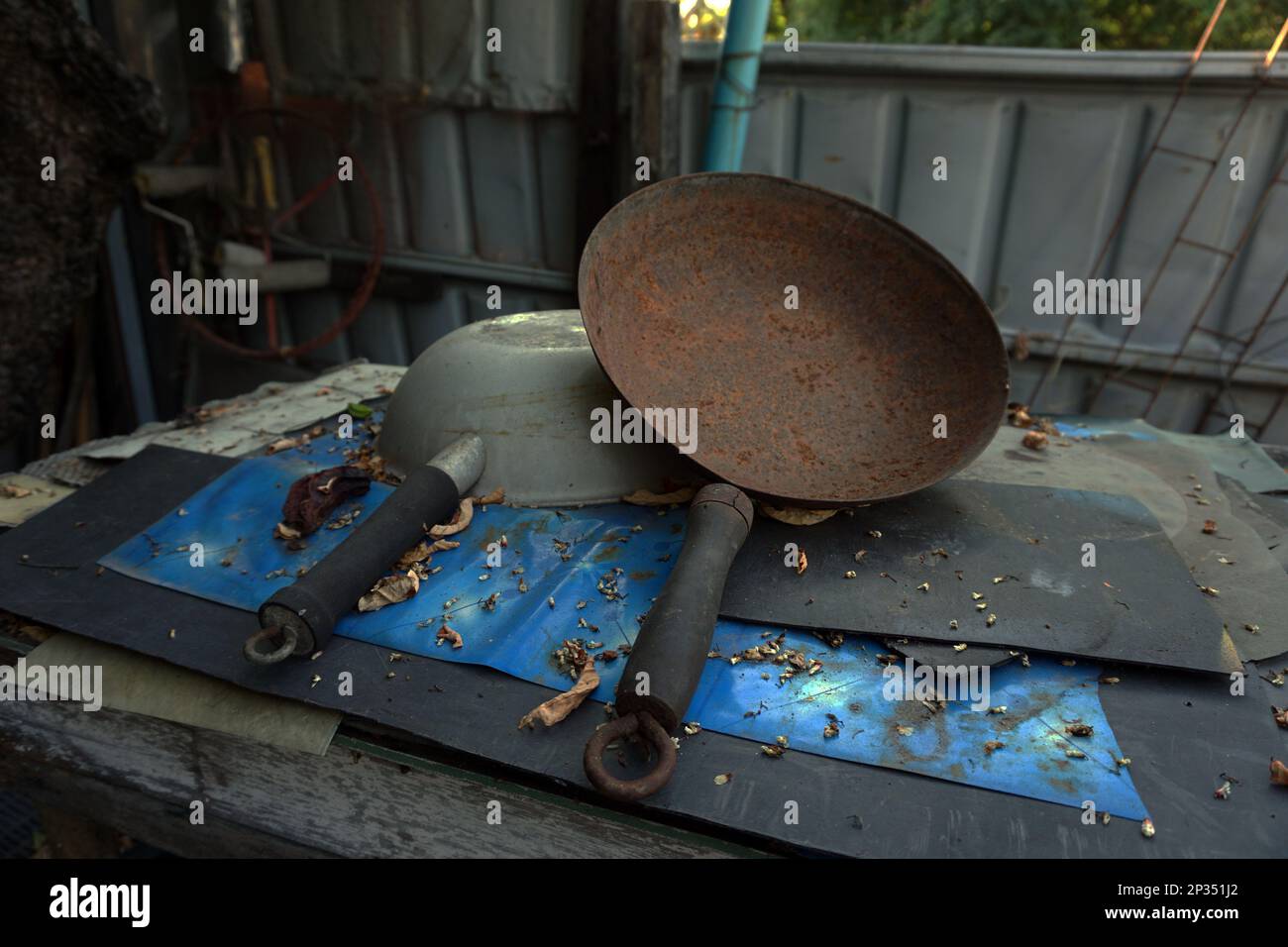 An old rusty pan that has been used for a long time Stock Photo - Alamy