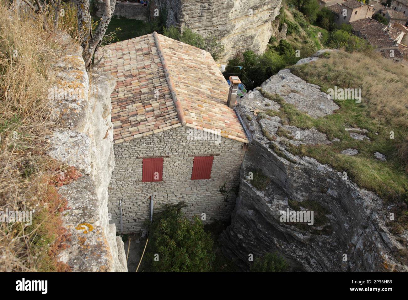 House built between rocks in Saignon, Luberon, Provence, France Stock ...