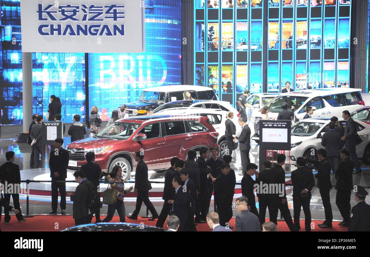 People visit the preview of the 16th International Automobile ...
