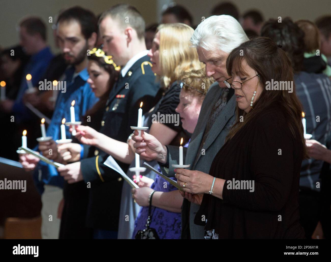 Geraldine Schultz's family members sing "Amazing Grace" and light ...