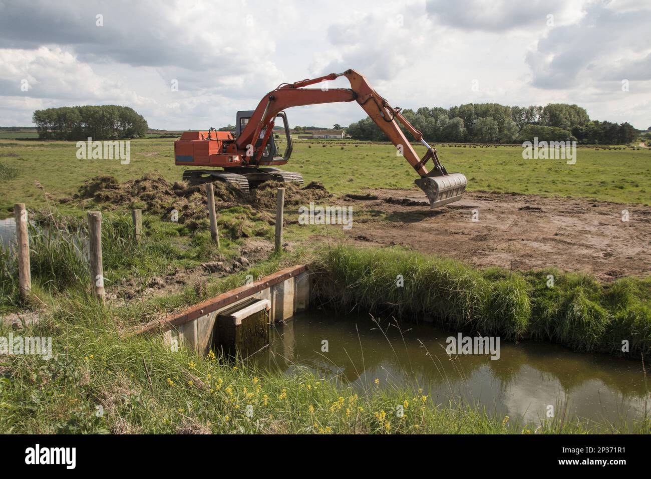 Use of an excavator for maintenance work on the lock gate at Deepdale ...