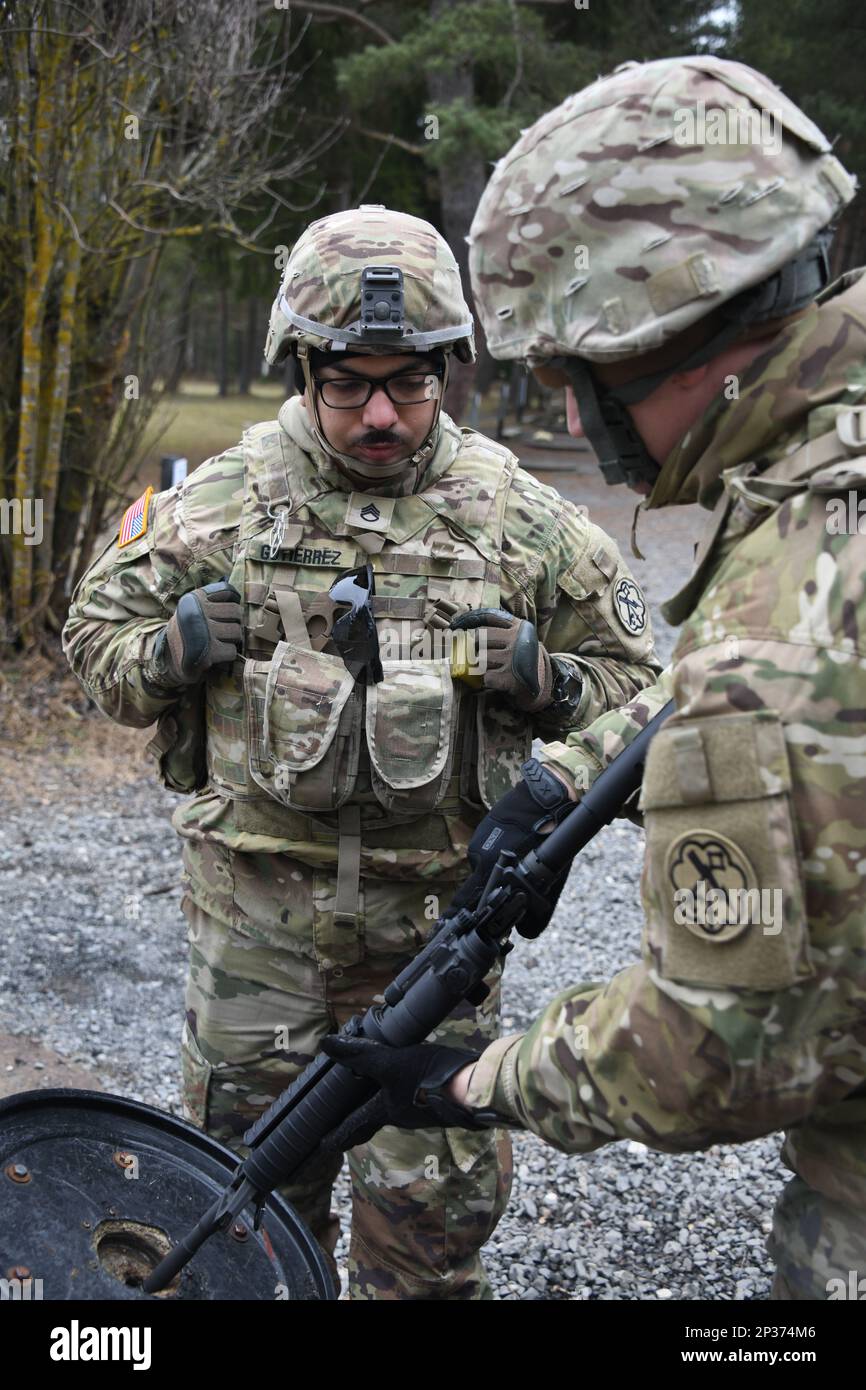 U.S. Soldiers assigned to Headquarters and Headquarters Company, 522nd ...