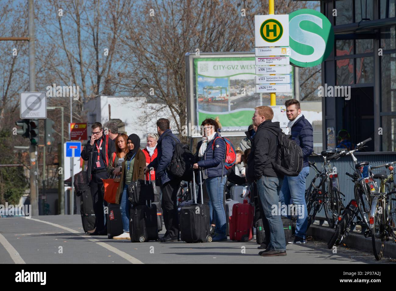 Berlin germany bus stop people hi-res stock photography and images - Alamy