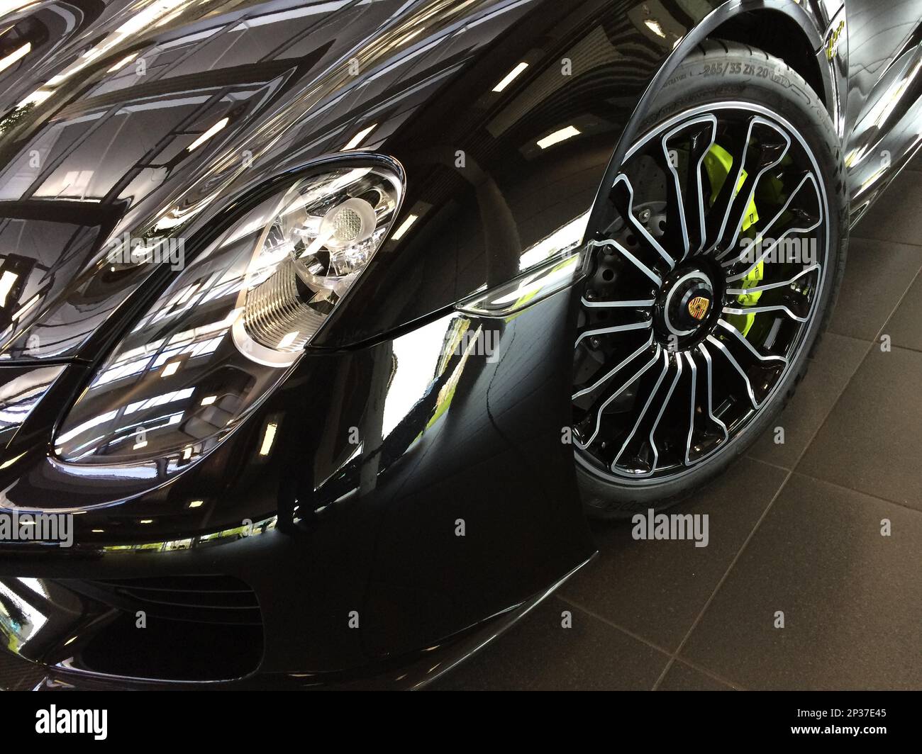 Wing and wheel, wheel rim with central locking, ceramic brakes, Porsche ...