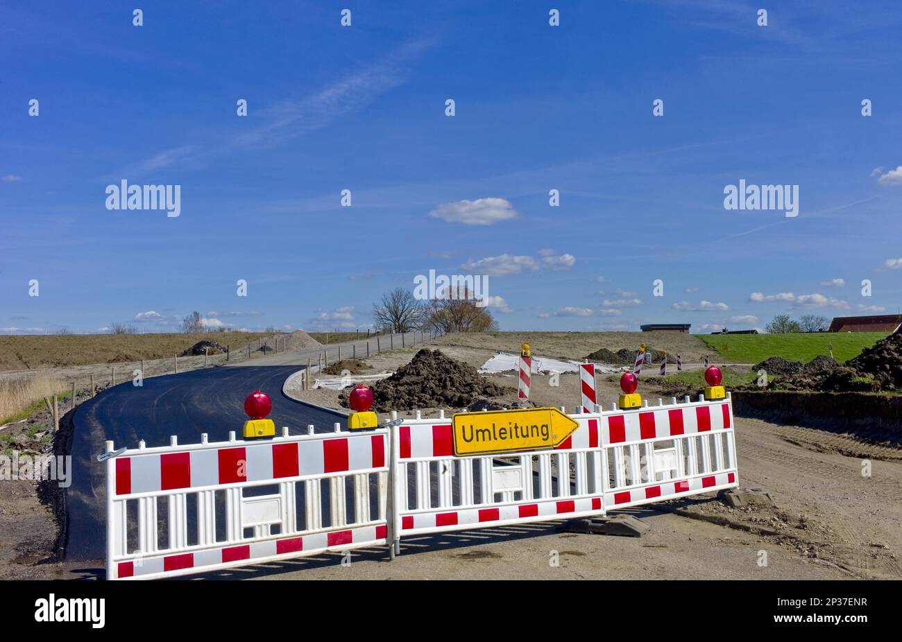 Raising the dyke at Aschwarden, access road to the Weser island of ...