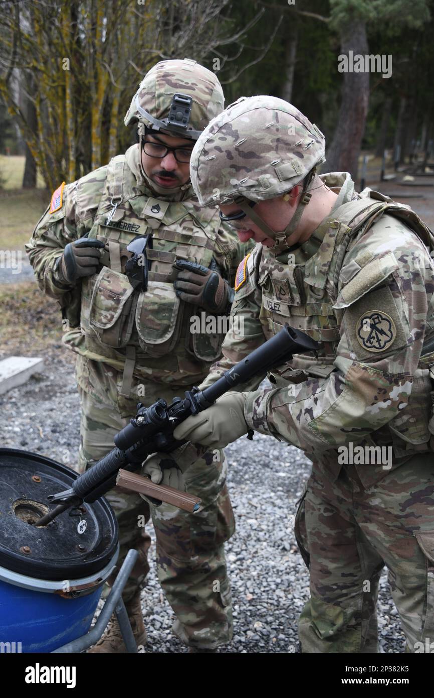 U.S. Soldiers assigned to Headquarters and Headquarters Company, 522nd ...