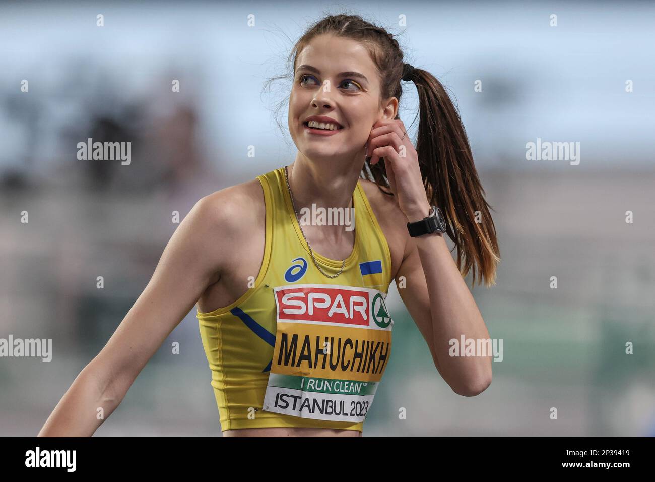 Yaroslava mahuchikh gold hi-res stock photography and images - Alamy