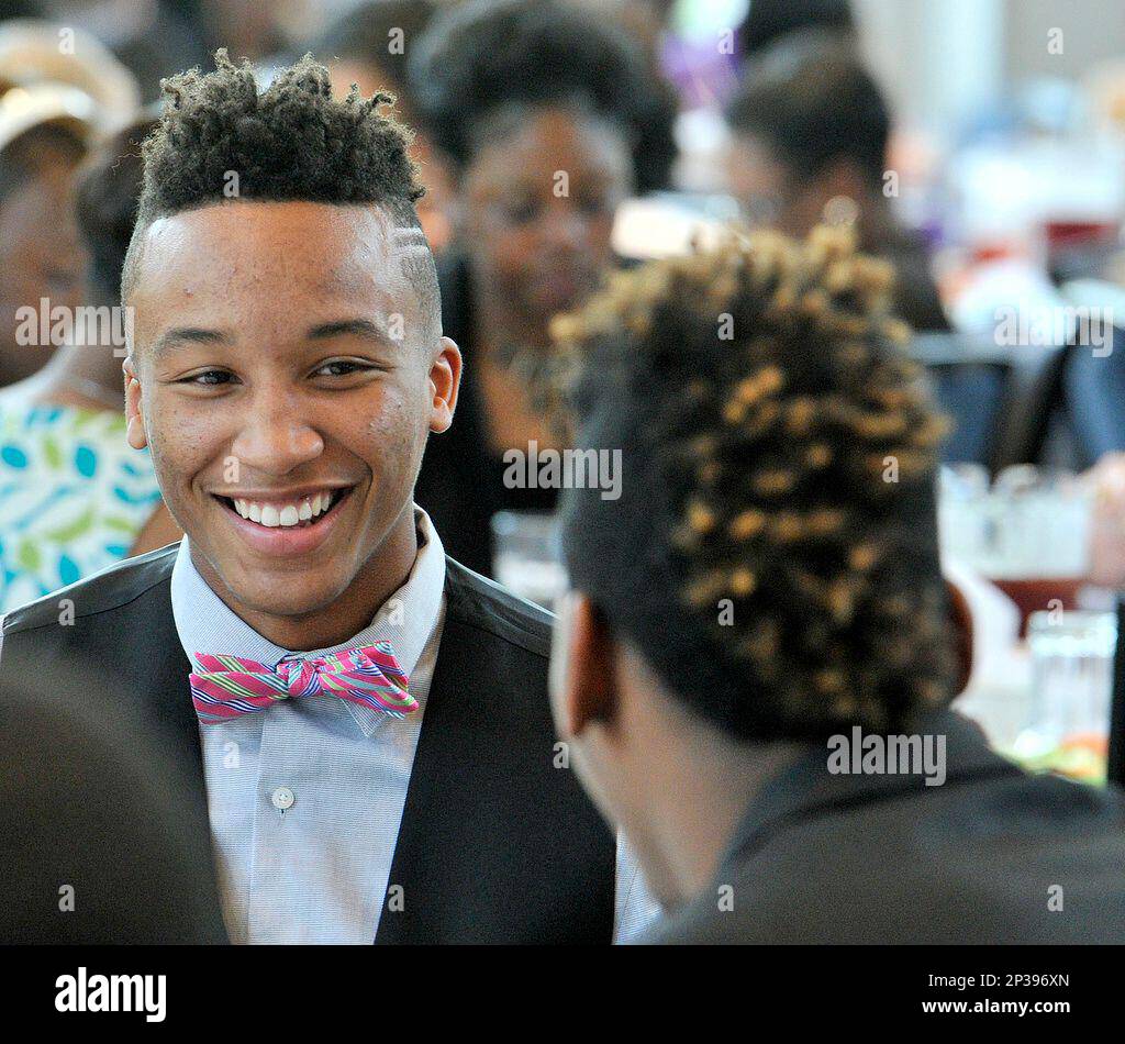 Dazon Ingram of Theodore, Ala. talks with Tommy Burton of Lee ...