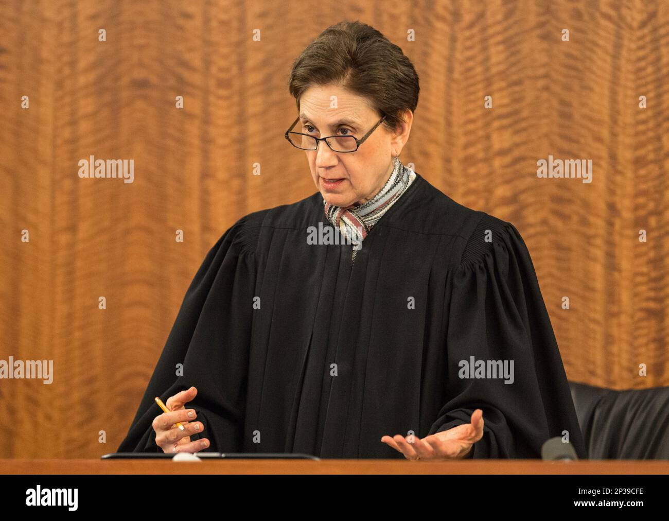 Judge E. Susan Garsh addresses the jury during former New England ...