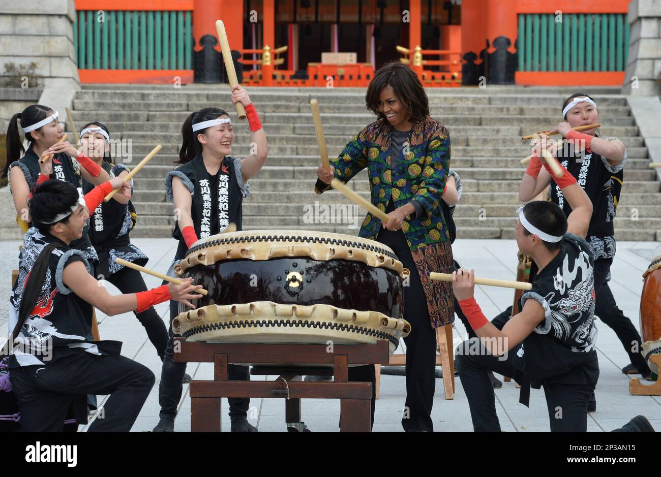 Michelle Obama (3rd from R ) performs a Japanese traditional drum with ...