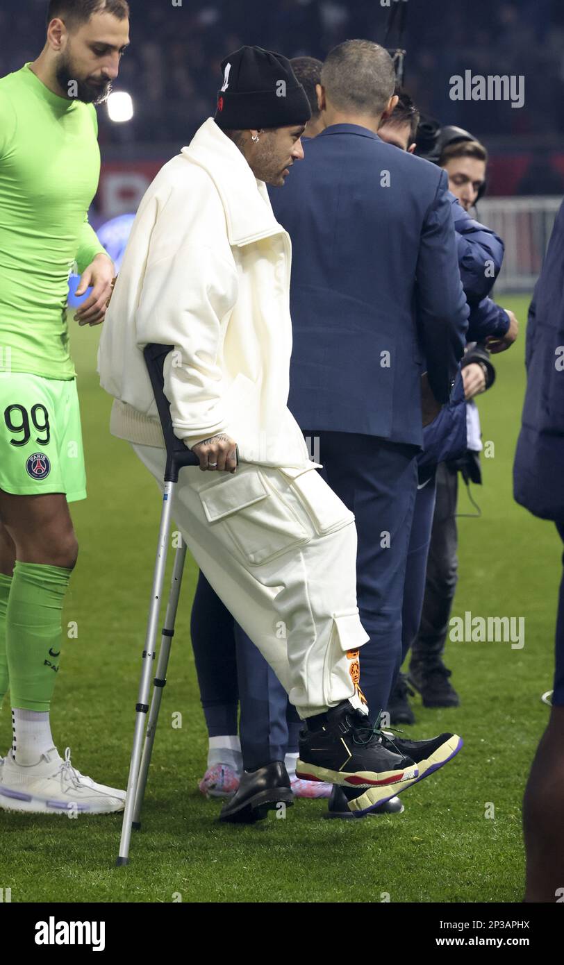Neymar Jr on crutches celebrates Kylian Mbappe of PSG receiving a ...
