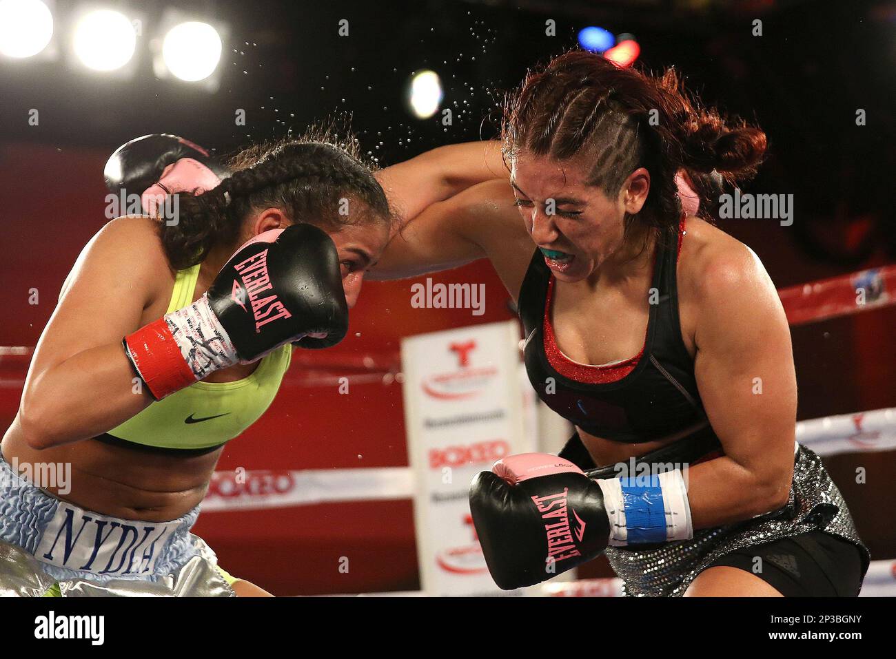Nydia Feliciano (L) and Noemi Bosques fight during a Telemundo Boxeo ...
