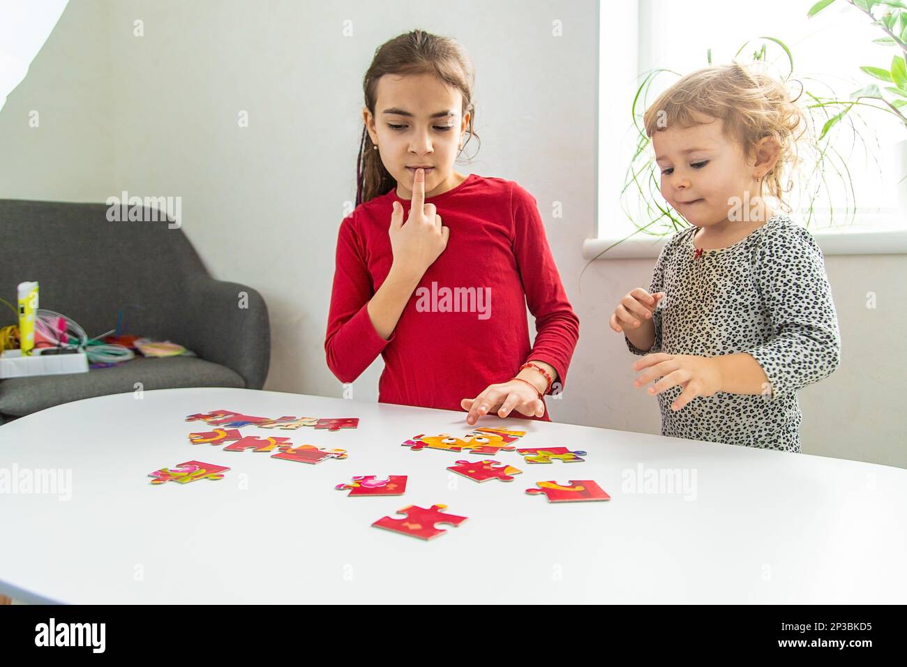Kids problem solving together hi-res stock photography and images - Alamy