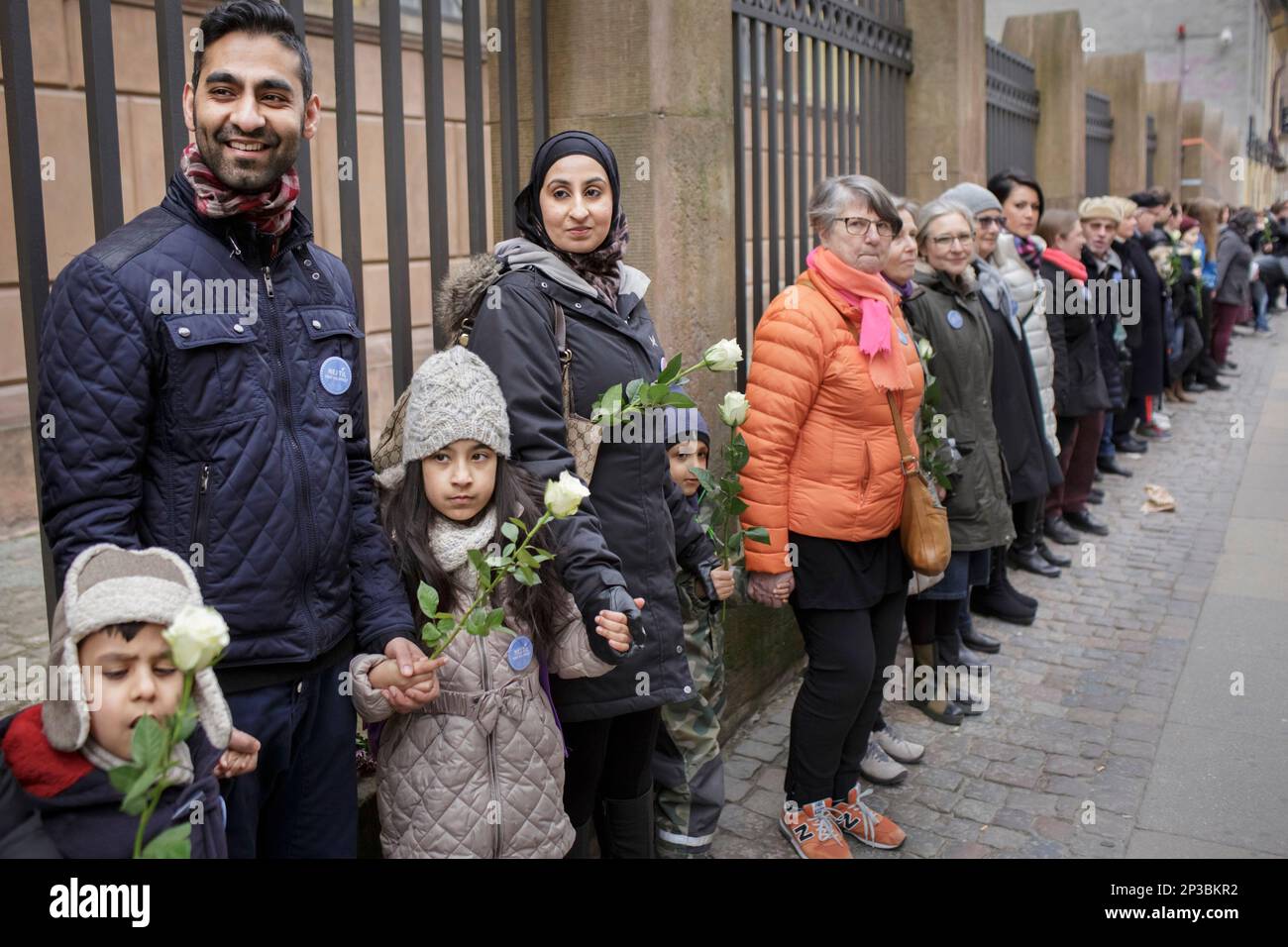 Danish people of Muslim, Jewish and Christian faith form a peace ring ...