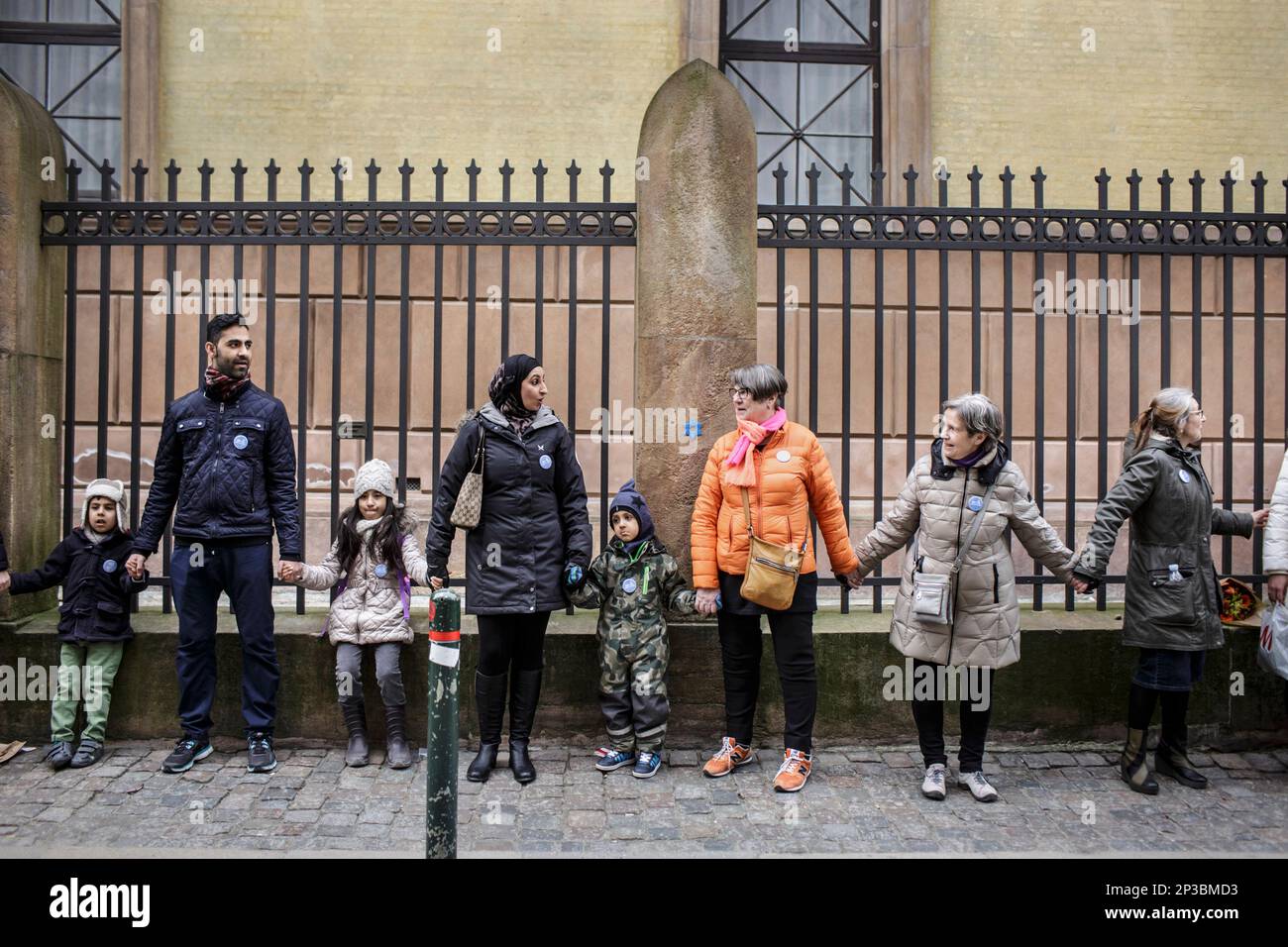 Danish people of Muslim, Jewish and Christian faith form a peace ring ...