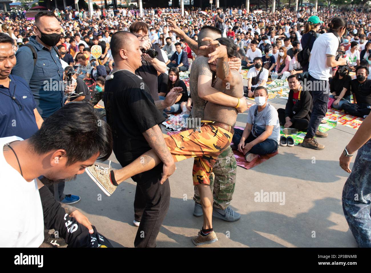 Nakhon Chai Si, Thailand. 04th Mar, 2023. Volunteers try to help a ...