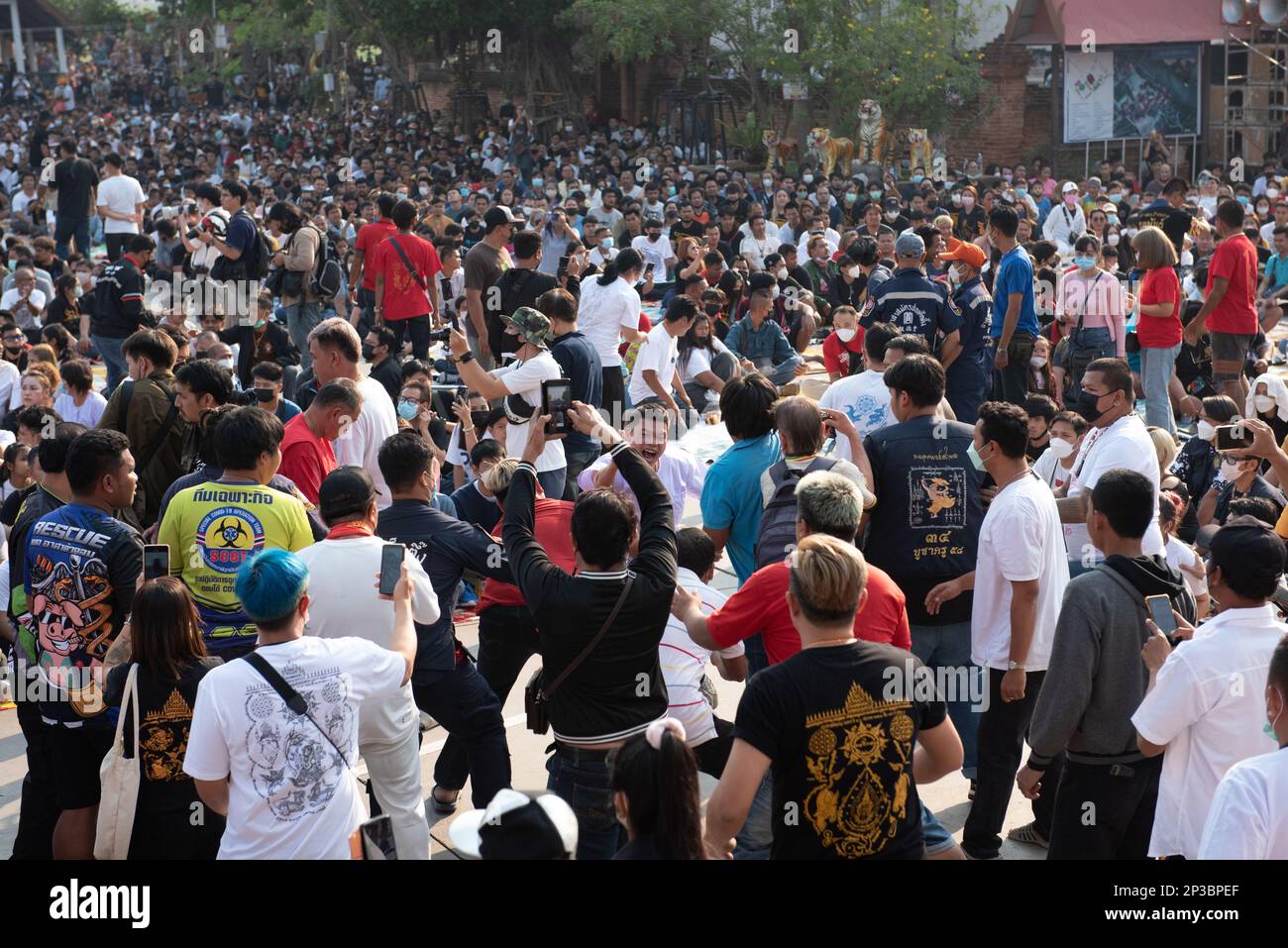Nakhon Chai Si, Thailand. 04th Mar, 2023. Volunteers try to help a ...