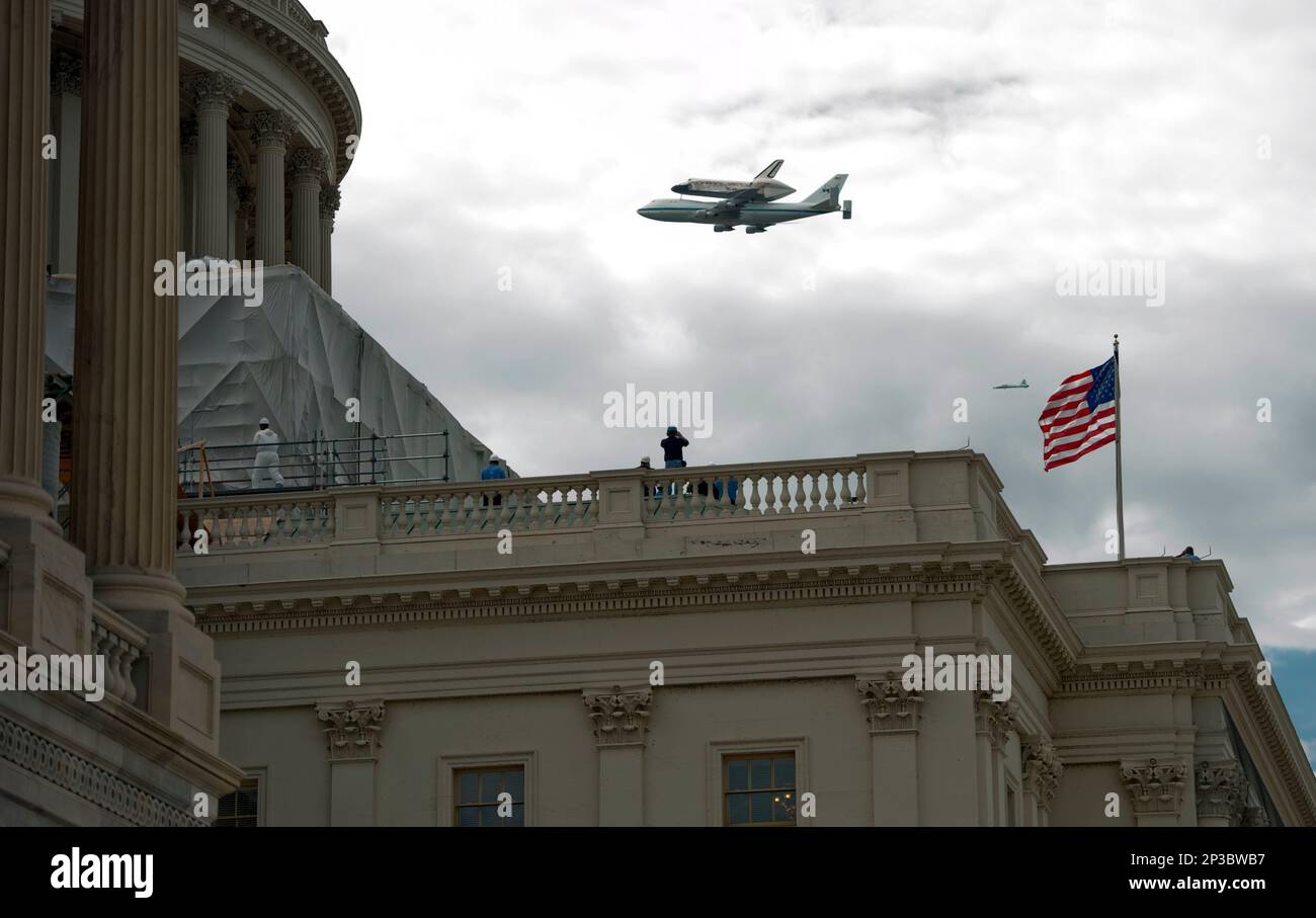 UNITED STATES - APRIL 17: The Space Shuttle Discovery sits atop NASA's ...