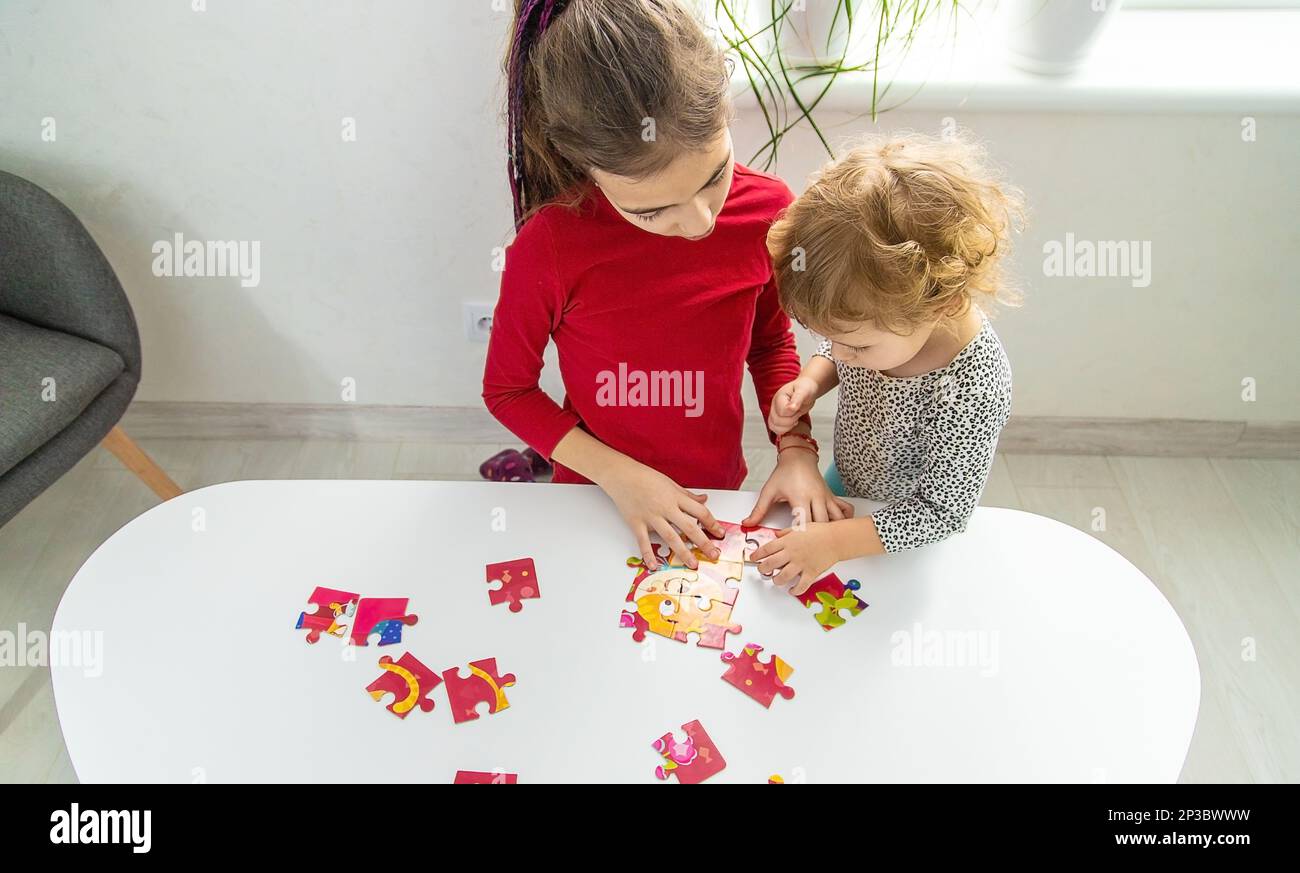 Kids problem solving together hi-res stock photography and images - Alamy