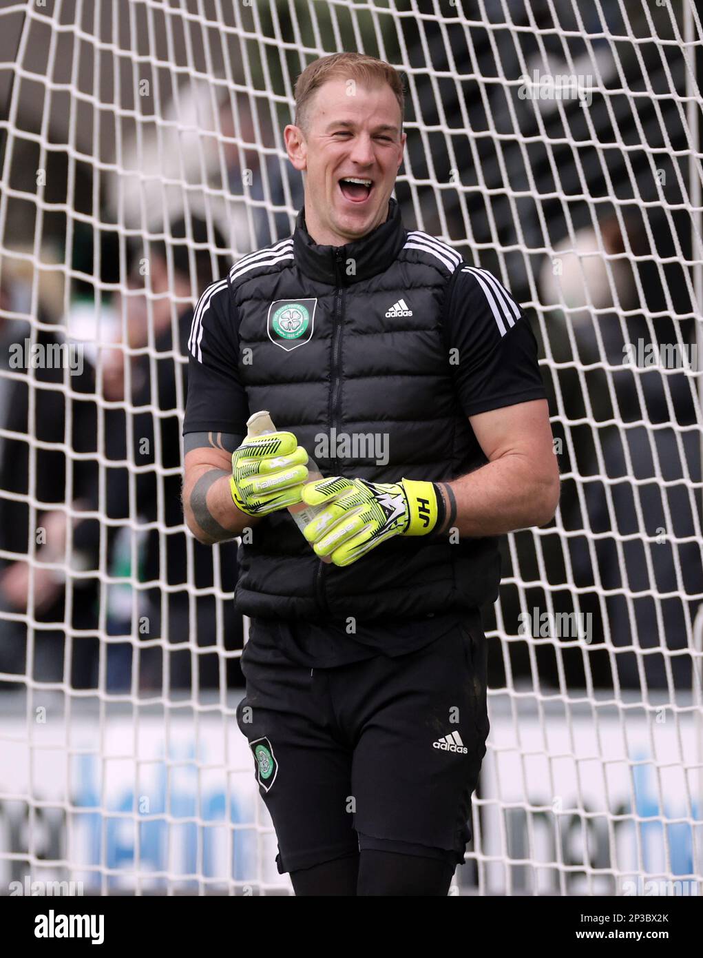 Celtic goalkeeper Joe Hart warms up on the pitch before the cinch ...