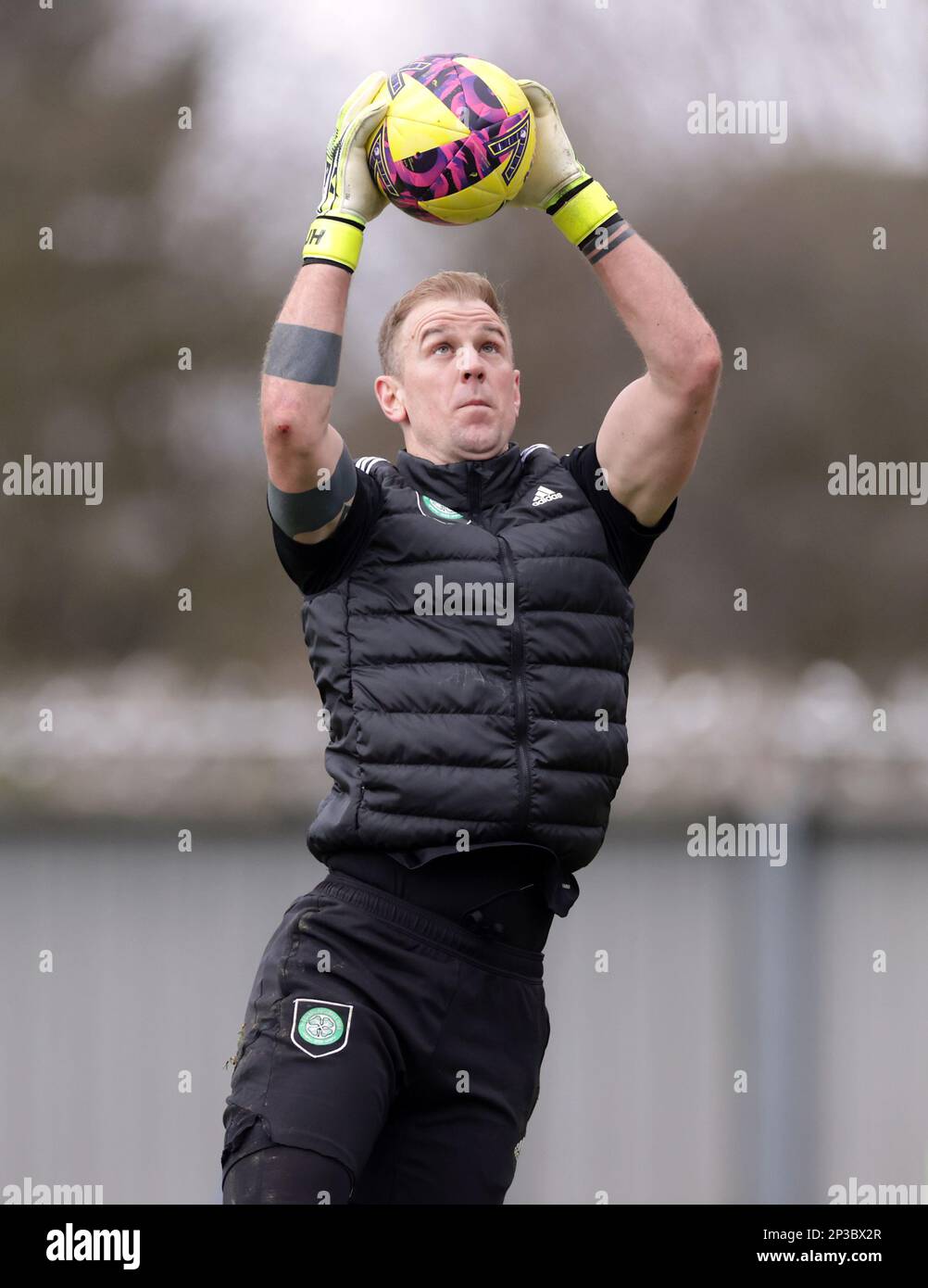 Celtic goalkeeper Joe Hart warms up on the pitch before the cinch ...