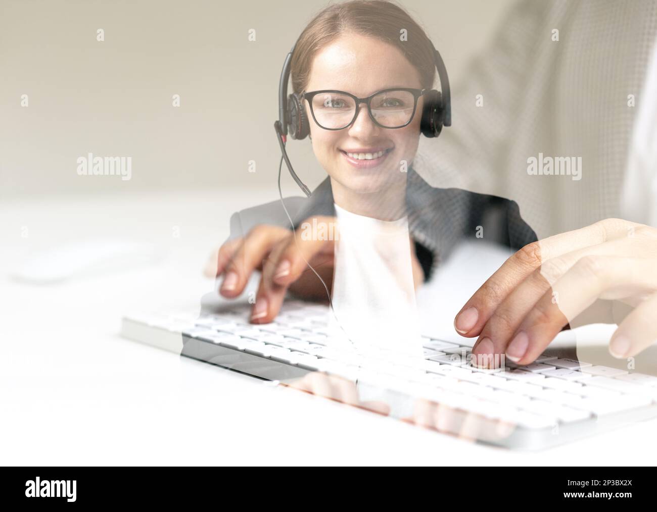 Customer service agent headset hi-res stock photography and images - Alamy