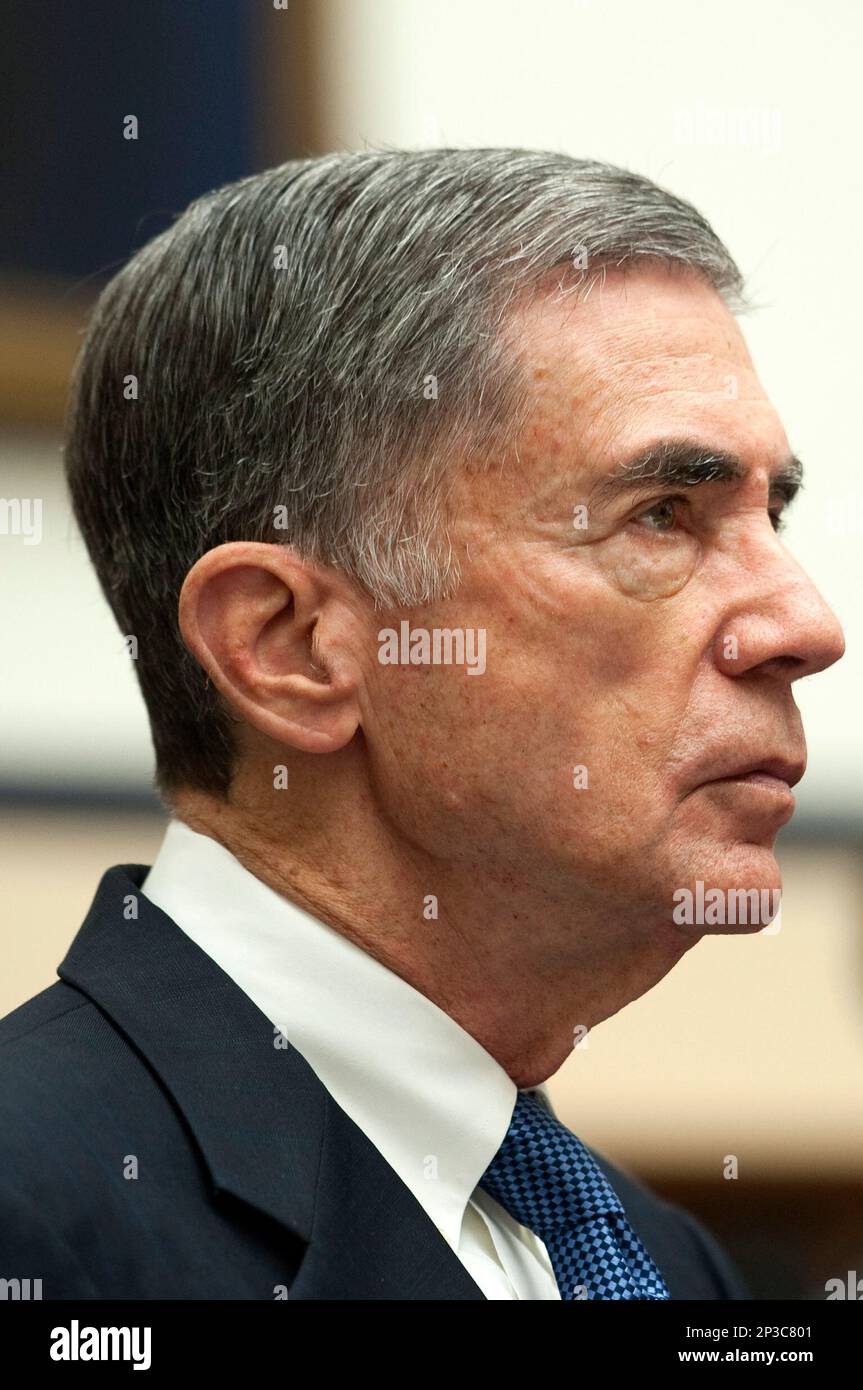 UNITED STATES - JUNE 20: Former Sen. Charles Robb, D-Va., Task Force co ...